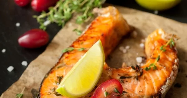 Rondele de somon glasate cu unt si ieburi aromatice la cuptor